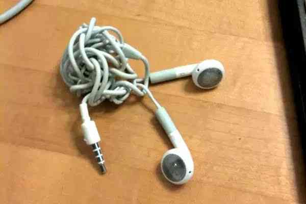 Earbuds binder clip store